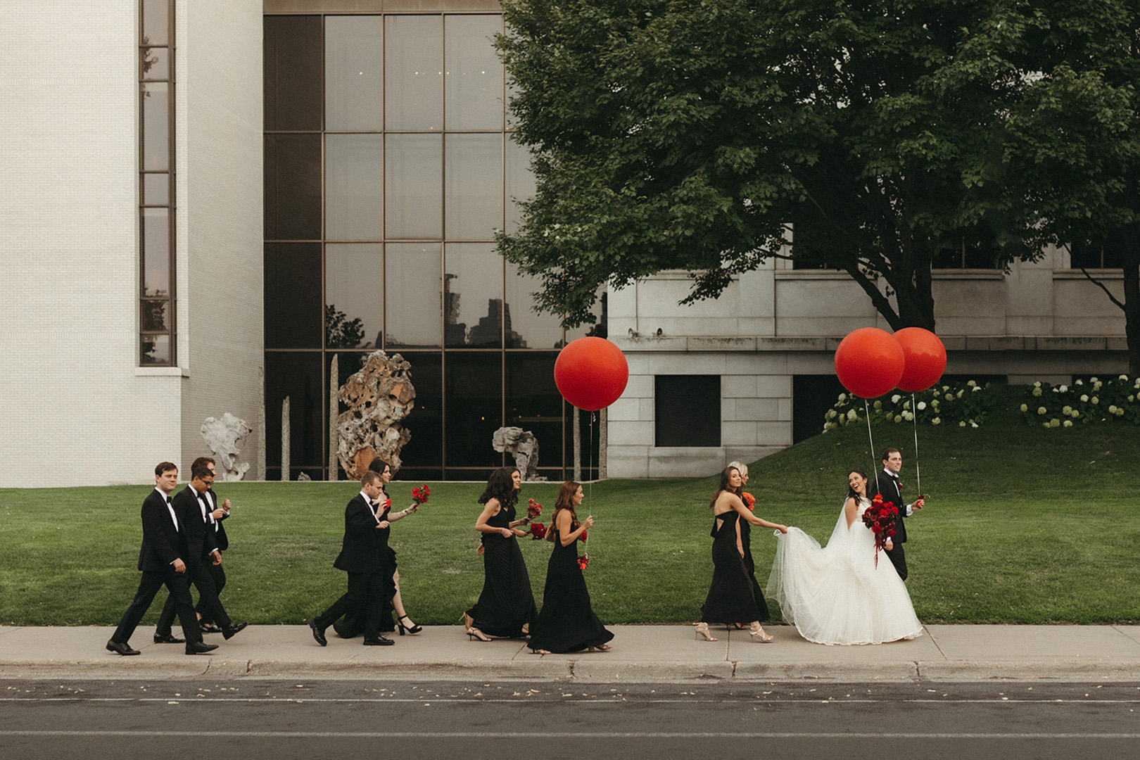 An Elegant Wedding Day With Pops of Red at Minneapolis Institute of Art ...